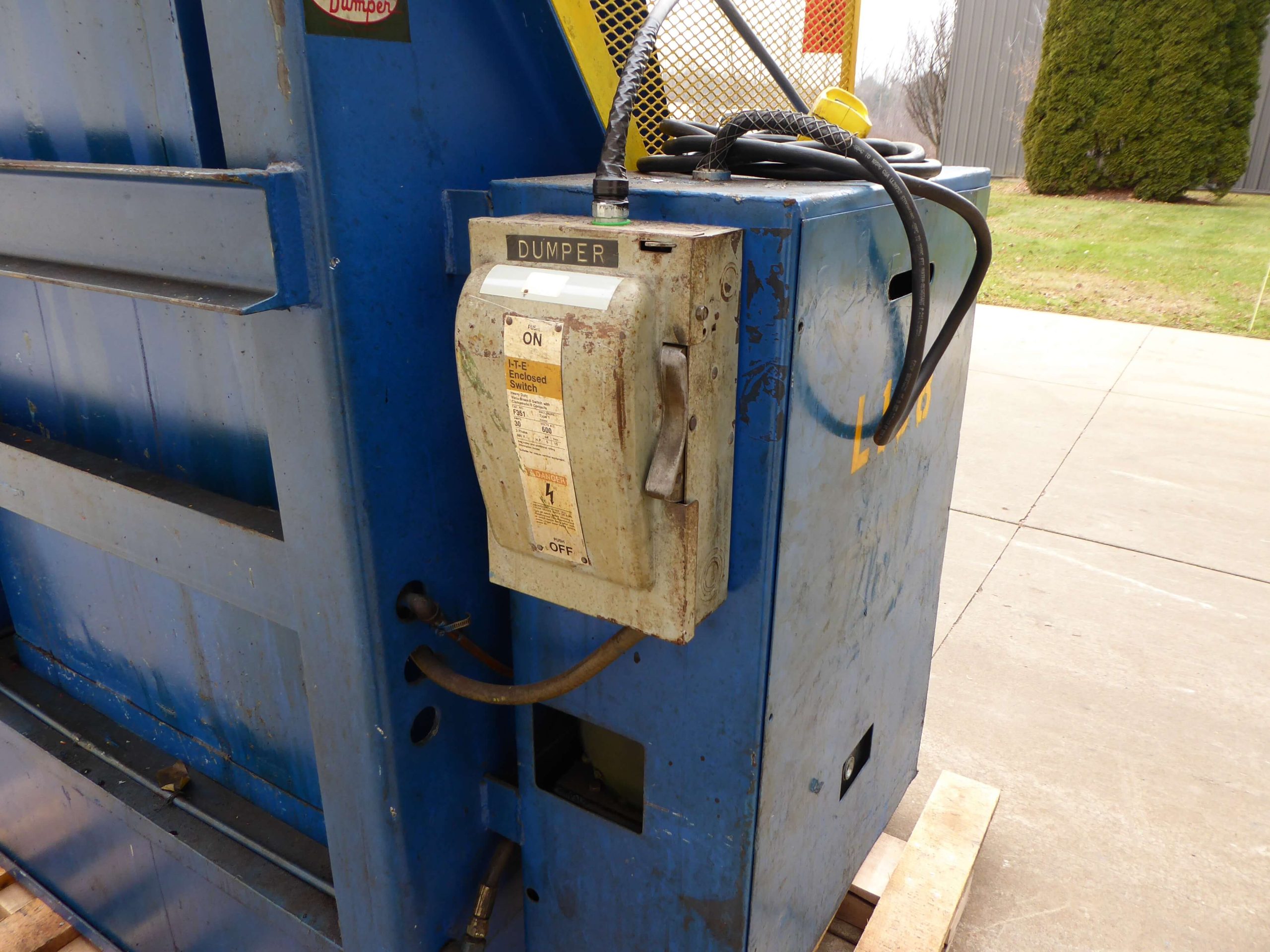 Tubar 2000 lb. Capacity Automatic Dumper AH2472 | Ronatec