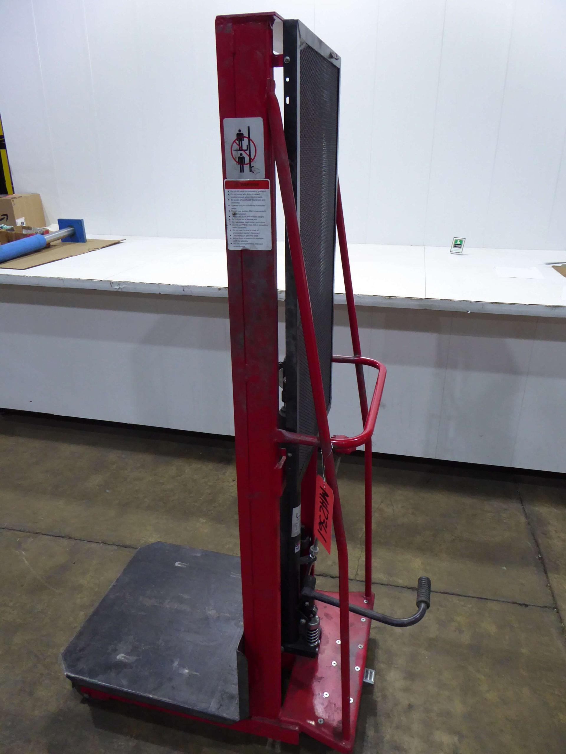 Dayton 1,000 lb. Capacity Model 2MPT2 Hydraulic Platform Lifter MH2361