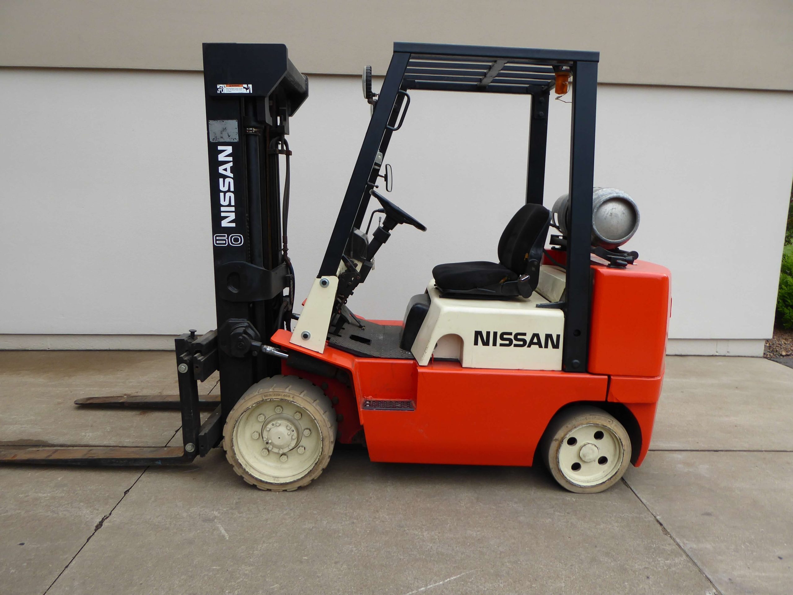 Nissan 6,000 lbs Capacity Model 60 LPG Powered Forklift FL2068