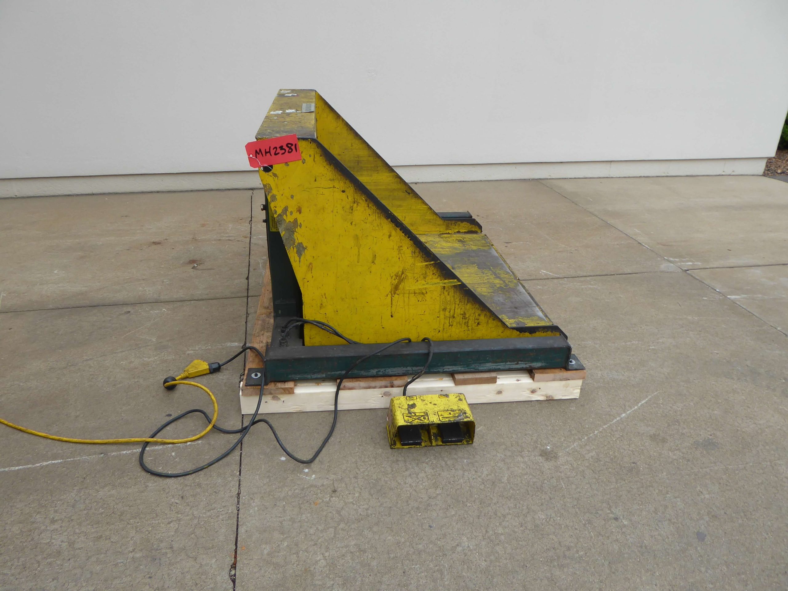 Southworth 2000 lb. Capacity Pan-Style Container Tilter MH2381 - Lanco ...