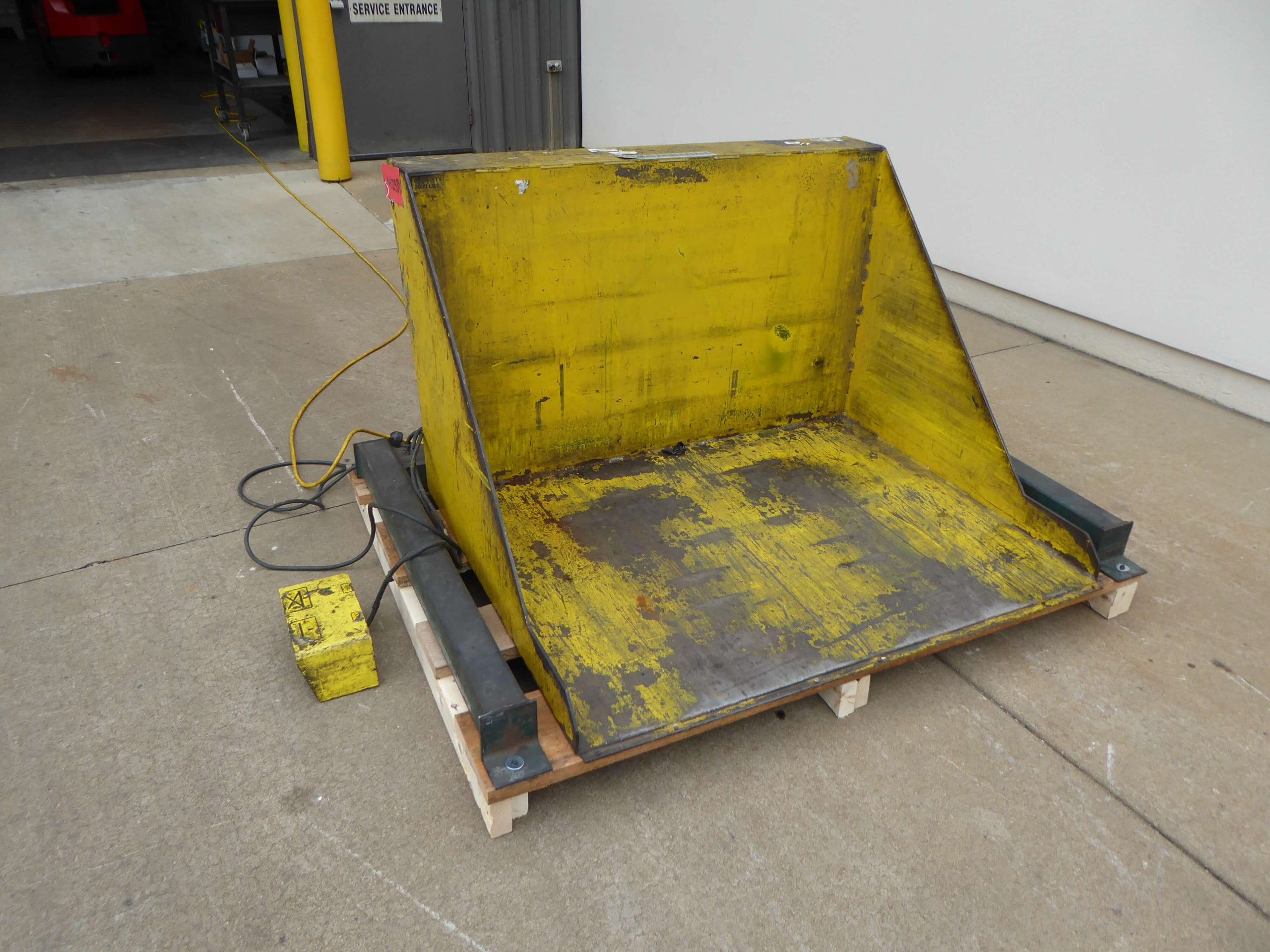 Southworth 2000 lb. Capacity Pan-Style Container Tilter MH2381 - Lanco ...