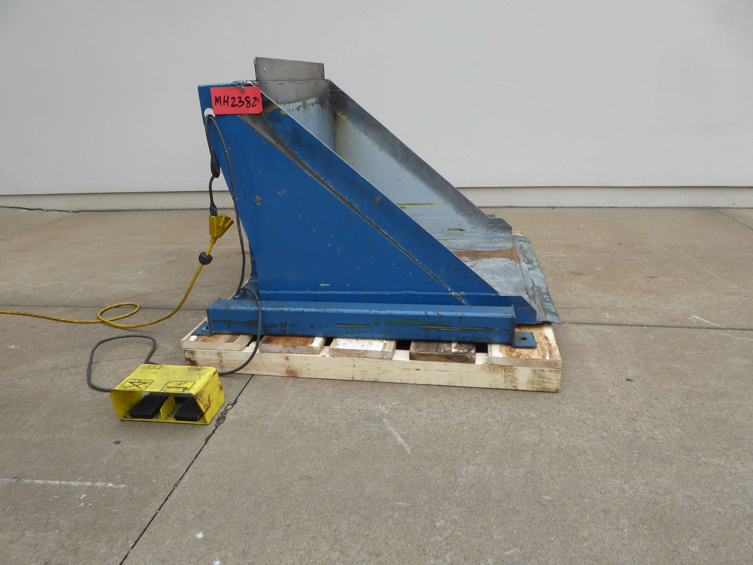 Southworth 2000 lb. Capacity Pan-Style Container Tilter MH2382