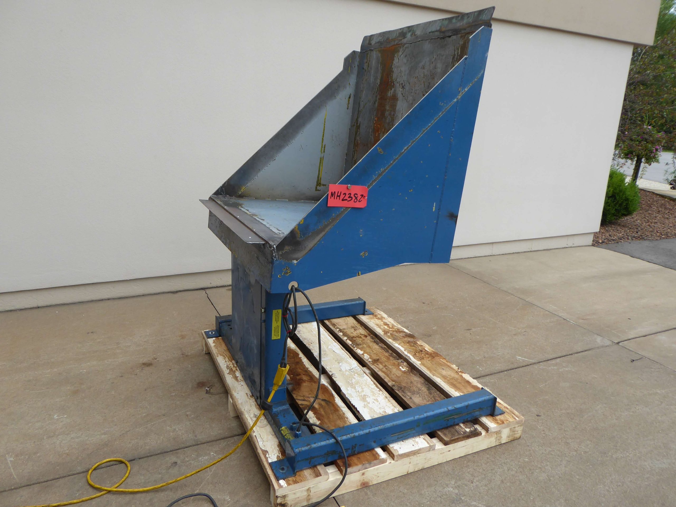 Southworth 2000 lb. Capacity Pan-Style Container Tilter MH2382 - Lanco ...