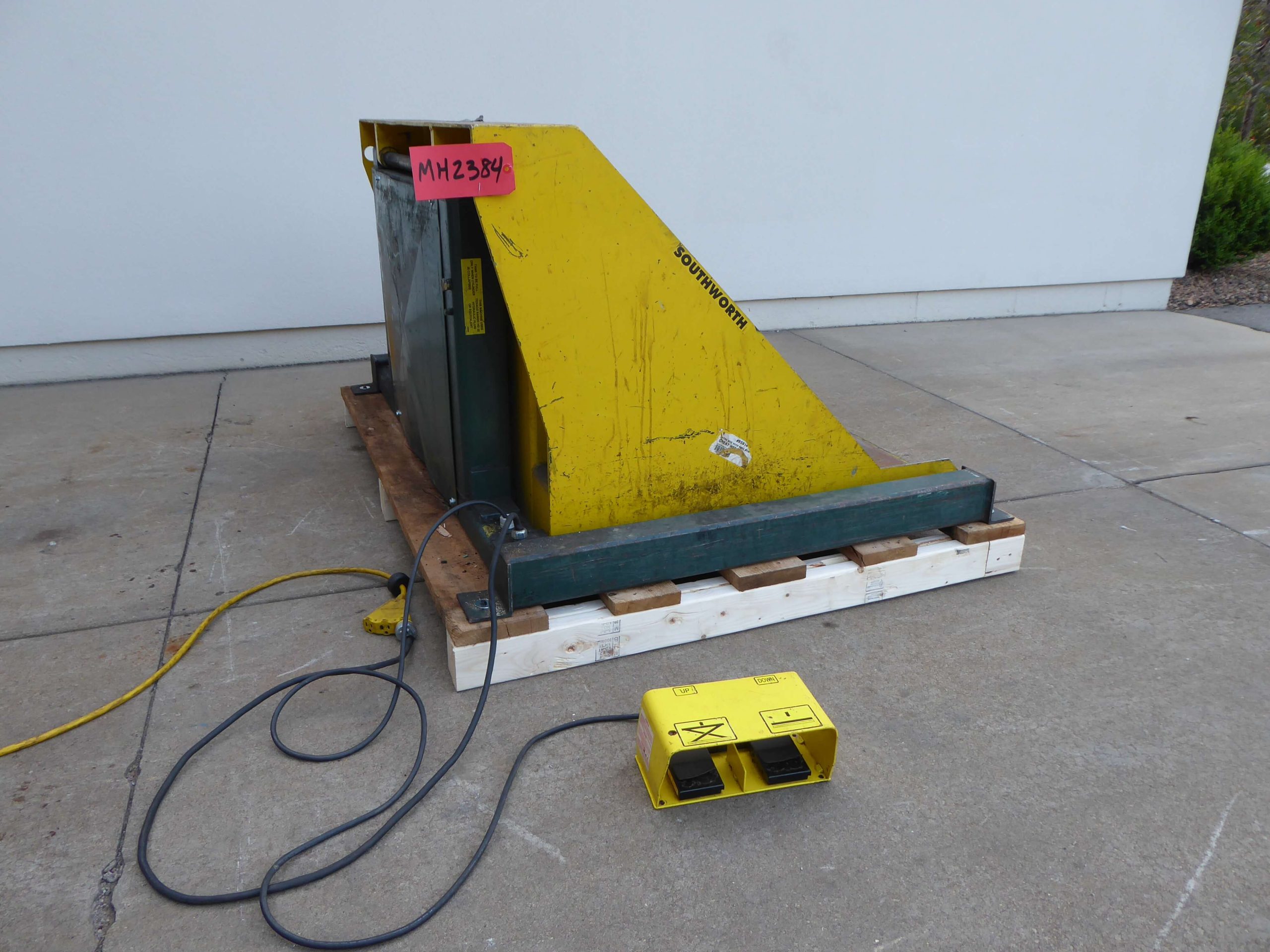 Southworth 2000 lb. Capacity Pan-Style Container Tilter MH2384